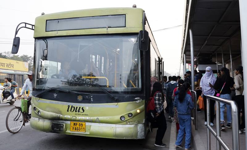 Truck Driver Strike: दिल्ली से मिले आश्वासन के बाद इंदौर में वाहनों पर ...