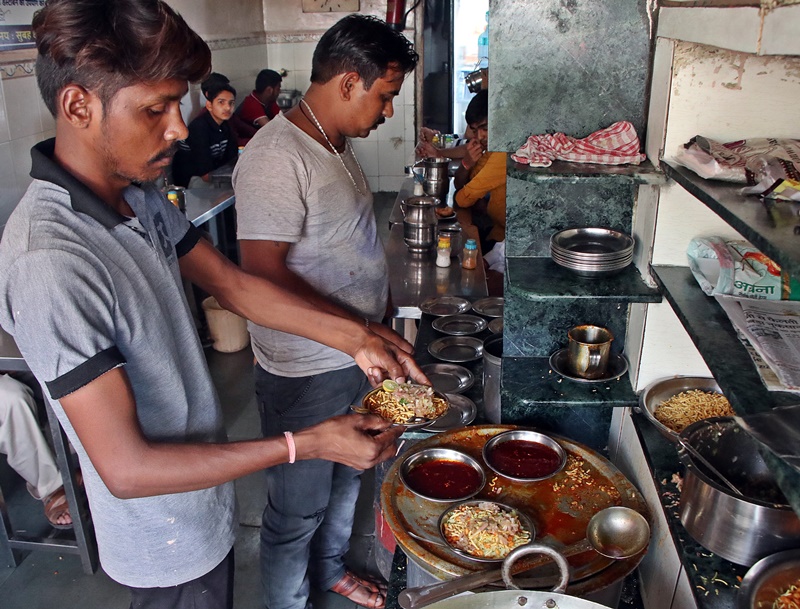 World Poha Day: इंदौरी पोहे की वो अनसुनी कहानी, जिसने गली से लेकर ...
