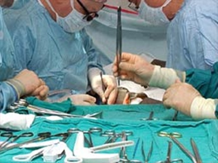 दाहिने पैर की जगह बाएं पैर की एड़ी का किया ऑपरेशन