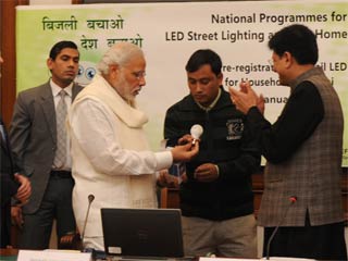 नए वर्ष पर एलईडी बल्ब का तोहफा दें : मोदी