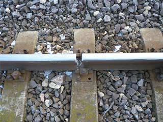 लाल गमछा दिखा ग्रामीण ने टूटी पटरी पर आ रही ट्रेन रोकी