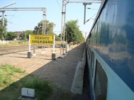 शामगढ़ क्षेत्र में रेल पटरी के पास लगी आग, कई ट्रेनें विलंब से चली