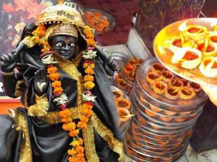 शनिदेव को तेल चढ़ाने के दौरान रखें इन बातों का ध्यान