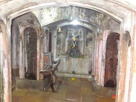 शंकराचार्य गुफा : छत से टपक रहा पानी, दीवारों से गिर रहा प्लास्टर