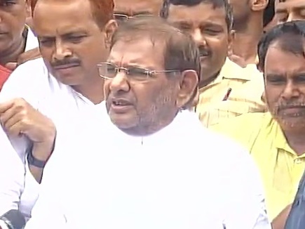 बिहार पहुंचे शरद यादव, कहा- टूटा 11 करोड़ लोगों का भरोसा