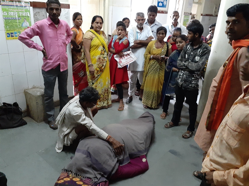 Sheopur News : ओपीडी में बीमार महिला चार घंटे तक पूछती रही कब आएंगे ...