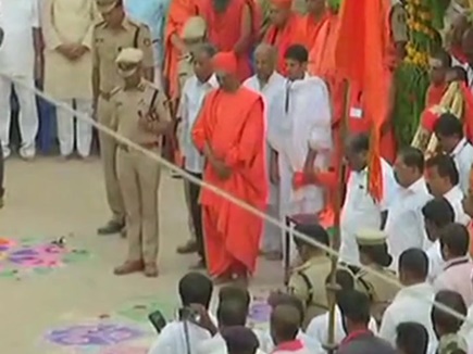 Shivkumar Swami: सिद्धगंगा मठ के प्रमुख शिवकुमारा स्वामीजी का अंतिम संस्कार - Shivkumar Swami ...