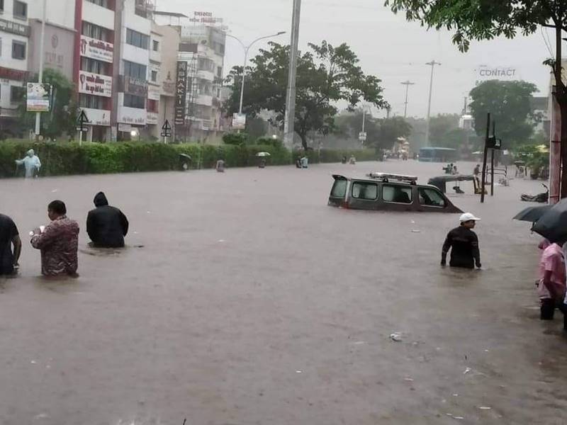 Surat Rains: वडोदरा के बाद अब राजकोट और सूरत में बारिश का कोहराम, हाल ...