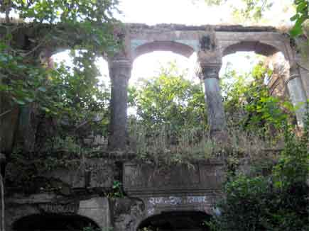 करेली के पास खंडहर में तब्दील हो रहा ऐतिहासिक चौगान किला