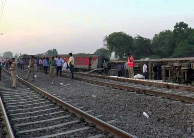 Howrah-New Delhi Express हादसे में 14 घायल, हादसे के पीछे टूटी कपलिंग ...