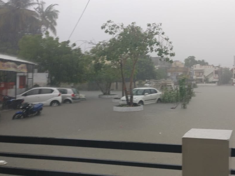 Gujarat: 6 घंटे में 10 इंच बारिश, टापू बना वडोदरा शहर, देखें तस्वीरें