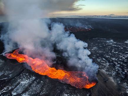 ग्रीनलैंड पर तेजी से पिघल रही बर्फ