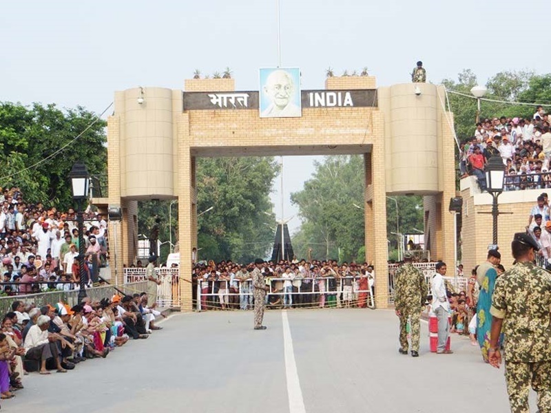 भारत के 13 राजनयिकों ने परिवार सहित छोड़ा पाकिस्‍तान, वाघा बॉर्डर के ...