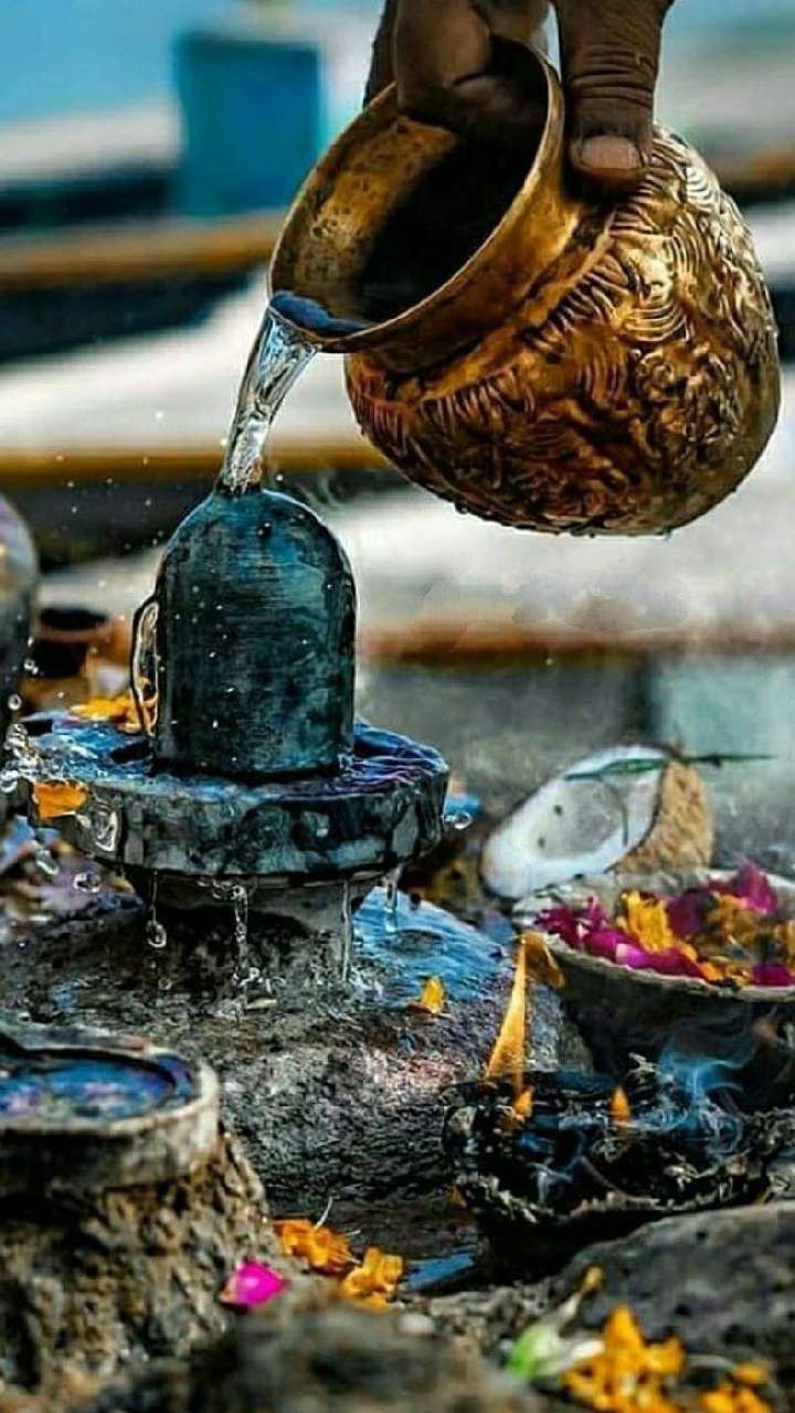 शिवलिंग पर जल अभिषेक के दौरान दिशा का रखें ध्यान, तभी मिलेगा फल ...